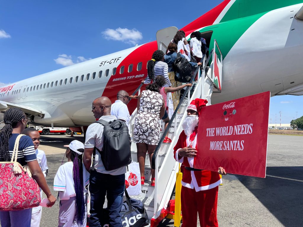 Coca Cola, KQ surprise passengers with Christmas cheer - Mulembe News